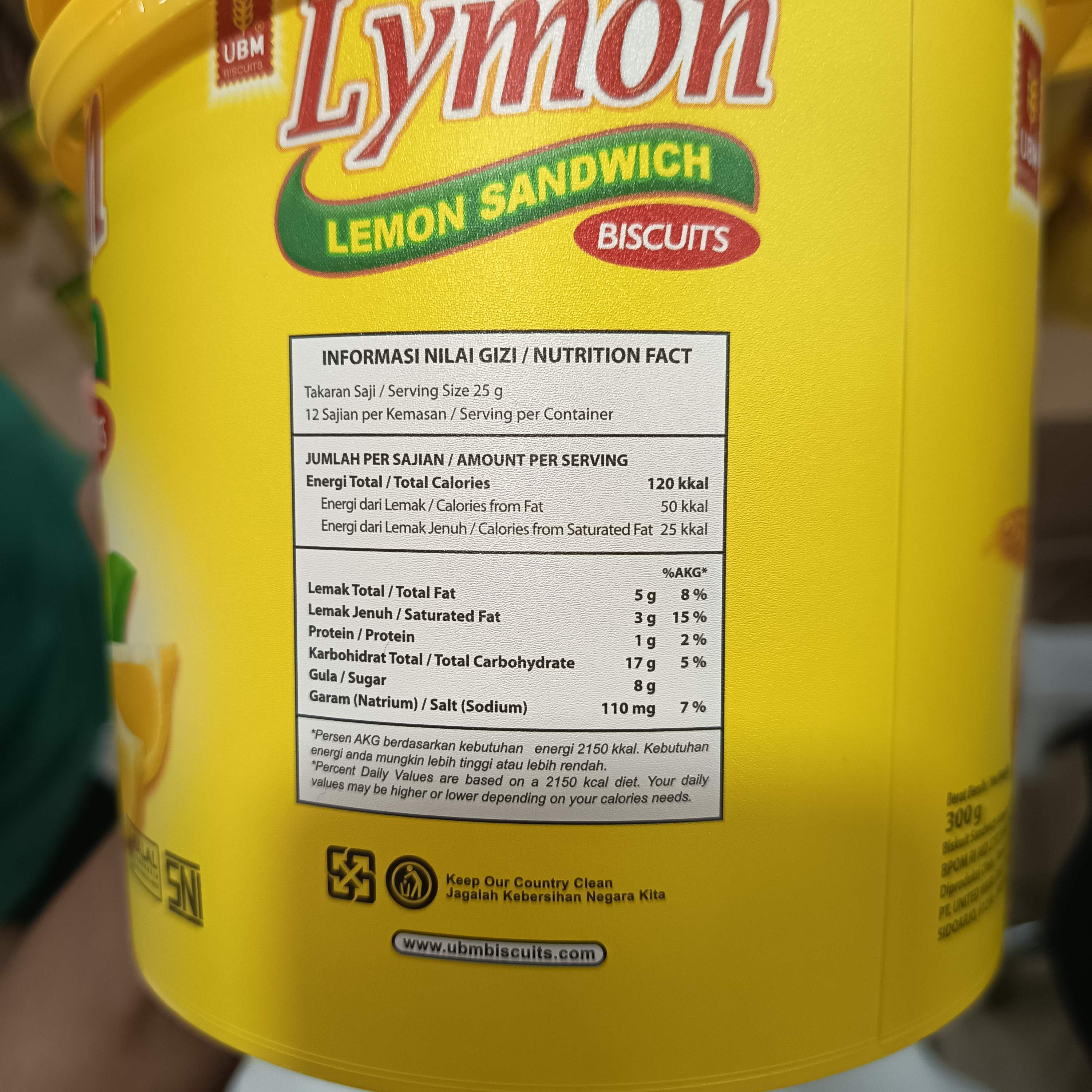 Nilai kandungan gizi UBM Lymon Lemon Sandwich Biscuits 300g