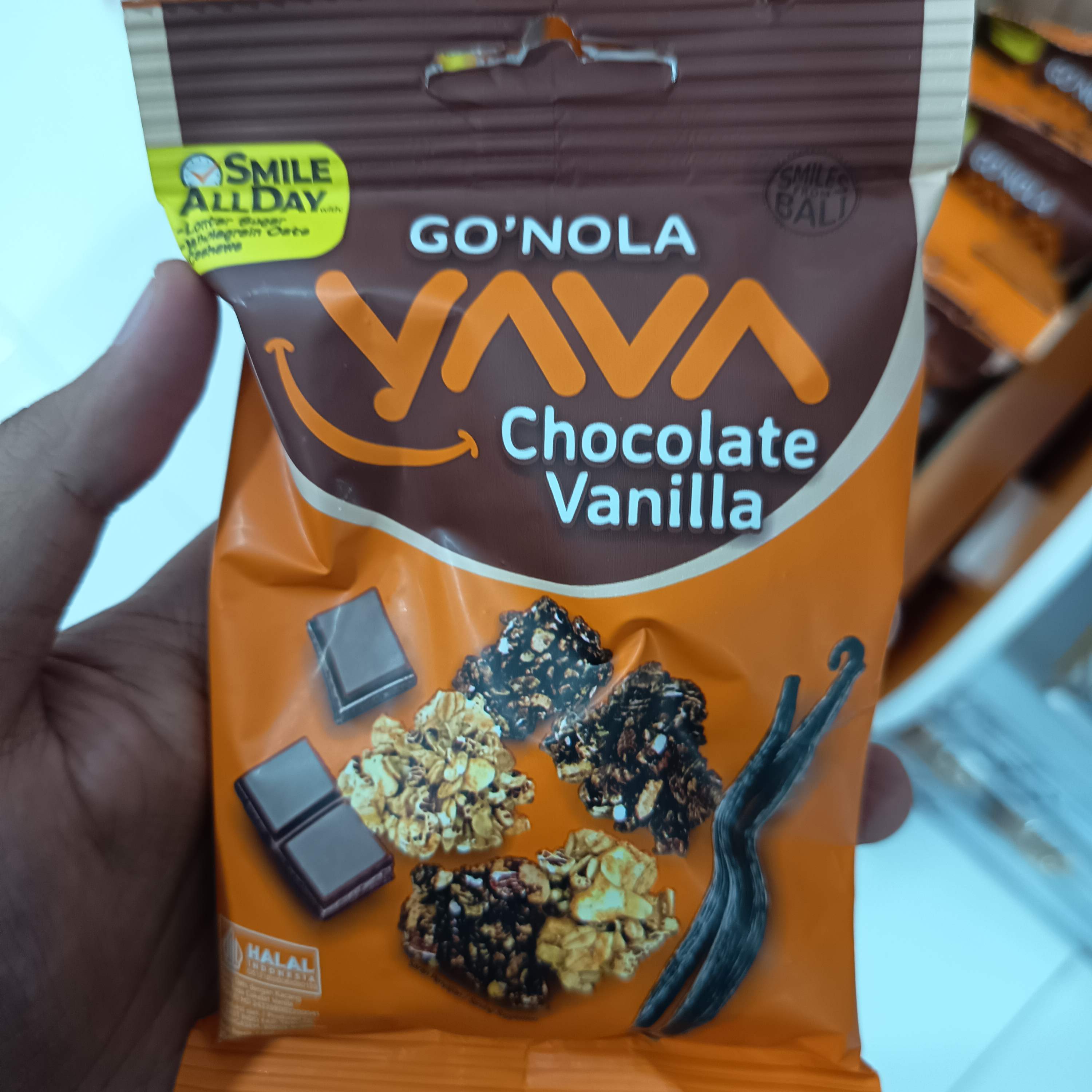Nilai kandungan gizi Yava Go'Nola Chocolate Vanilla 30g